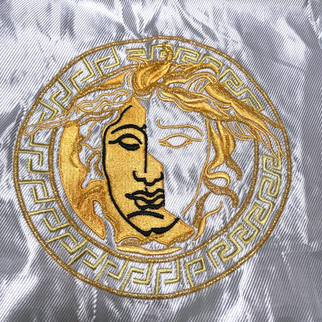 VERSACE - 金刺繍 ♪ ヴェルサーチ メデューサ ベンチコート VERSACE - 金刺繍 ♪ ヴェルサーチ メデューサ ベンチコート