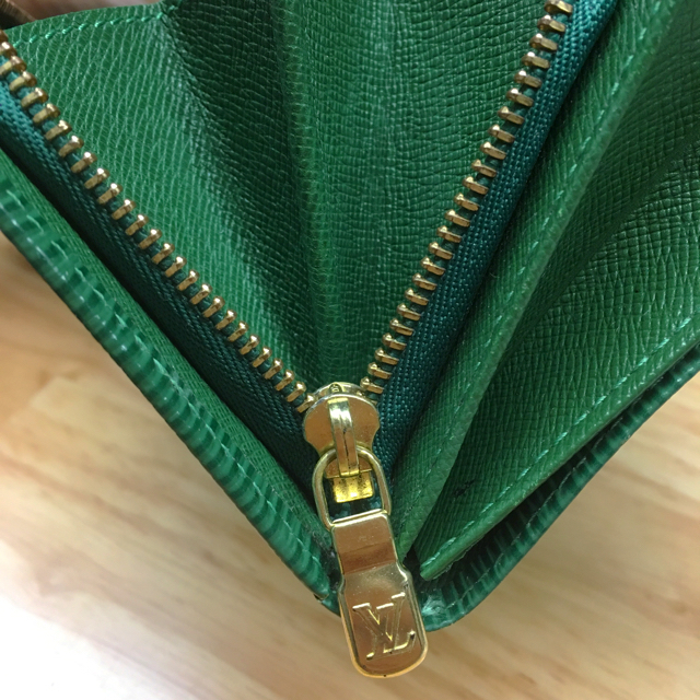 LOUIS VUITTON 2つ折り財布 エピ グリーン LOUIS VUITTON 2つ折り財布 エピ グリーン