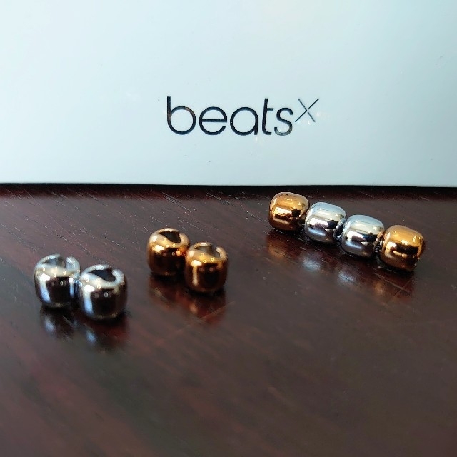 Beats by Dr Dre - beatsx sacai 専用ビーズ 金銀 各4個セットの Beats by Dr Dre - beatsx sacai 専用ビーズ 金銀 各4個セットの