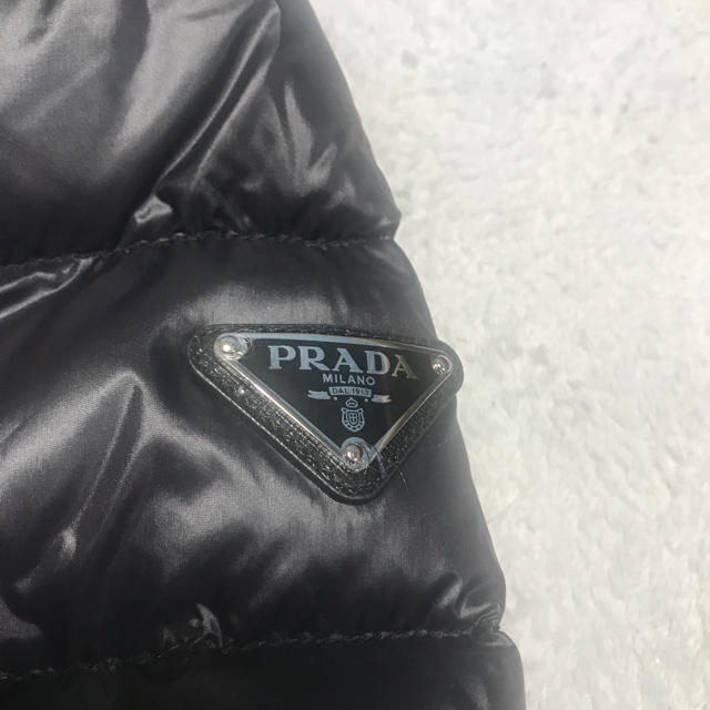 気まぐれSALE】PRADA ロゴプレート付ダウンジャケット 気まぐれSALE】PRADA ロゴプレート付ダウンジャケット