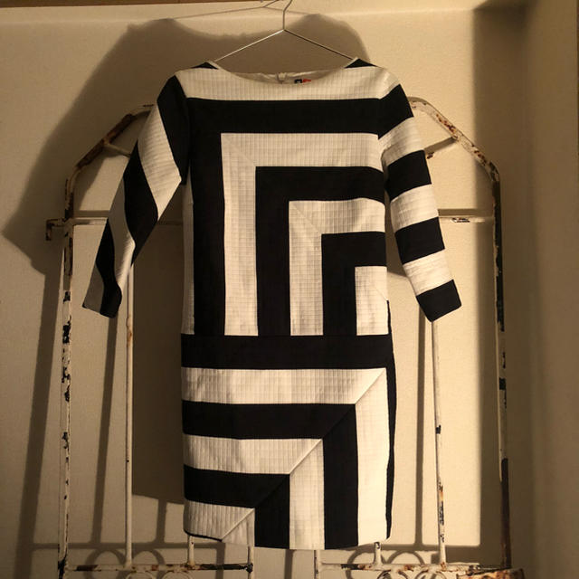 MSGM クレイジー ボーダー ワンピース ブラック & ホワイト MSGM クレイジー ボーダー ワンピース ブラック & ホワイト