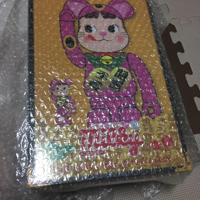 BE@RBRICK 招き猫 ペコちゃん」の蛍光ピンク ver. BE@RBRICK 招き猫 ペコちゃん」の蛍光ピンク ver.