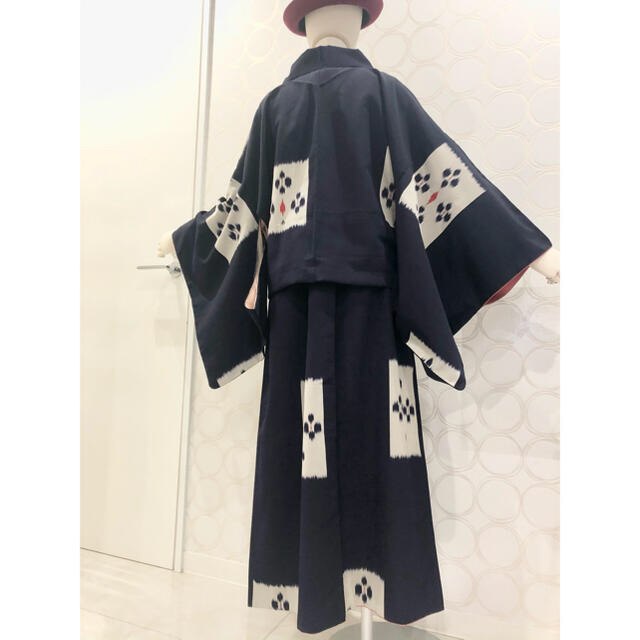 着物リメイク 藍 四角に花 ショート丈羽織・巻きスカートの通販 着物リメイク 藍 四角に花 ショート丈羽織・巻きスカートの通販