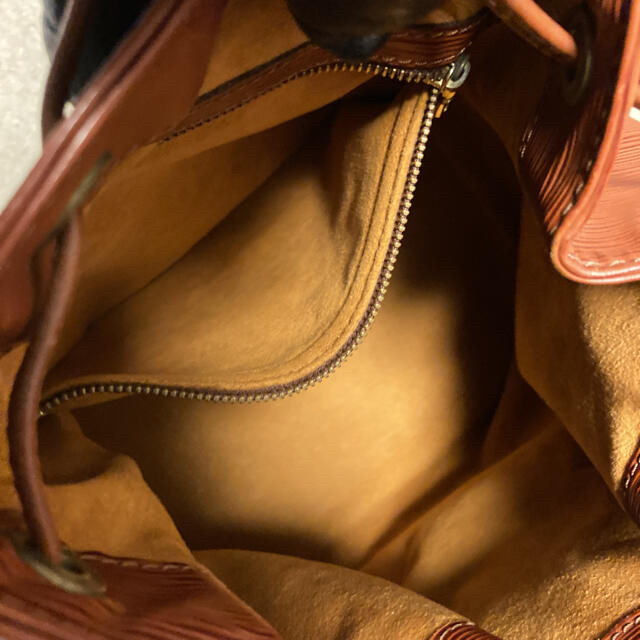 美品 LOUIS VUITTON ルイヴィトン エピ プチノエ 巾着バッグ 赤 美品 LOUIS VUITTON ルイヴィトン エピ プチノエ 巾着バッグ 赤