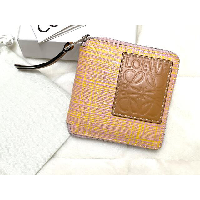 LOEWE - くみっきー愛用!LOEWE季節限定折りたたみ財布の通販 by LOEWE - くみっきー愛用!LOEWE季節限定折りたたみ財布の通販 by