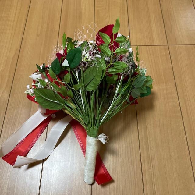 ブーケ&ブーケトニア。白と赤のセット。造花 ブーケ&ブーケトニア。白と赤のセット。造花