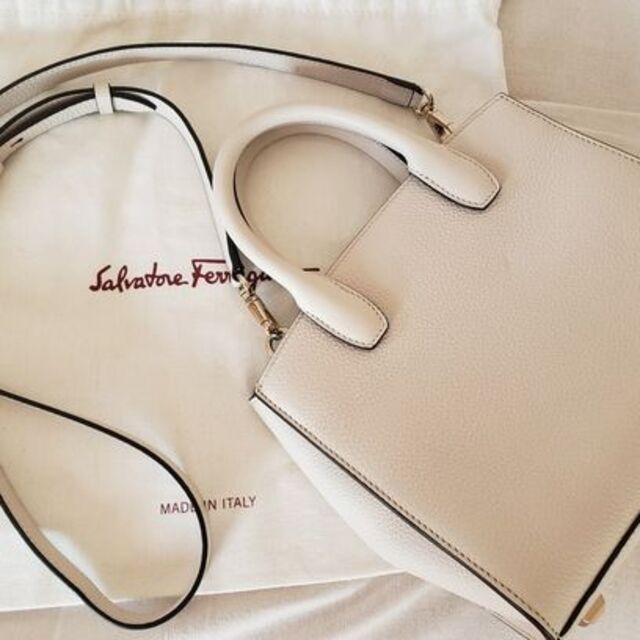Salvatore Ferragamo*【STUDIO BOX】アイボリー Salvatore Ferragamo*【STUDIO BOX】アイボリー