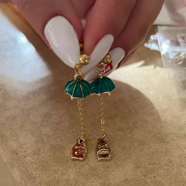 ジブリ】立体的 傘の下のトトロ レトロチックピアス ゴージャス ジブリ】立体的 傘の下のトトロ レトロチックピアス ゴージャス