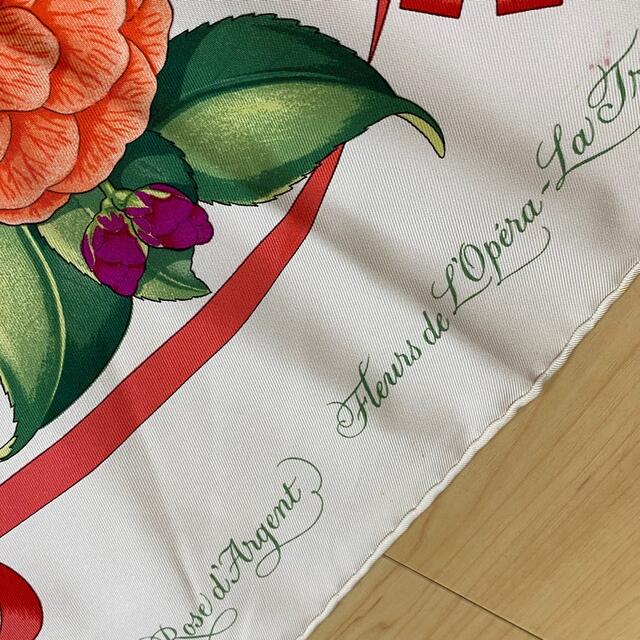HERMES - HERMES エルメス シルクスカーフ 花柄 オフホワイト HERMES - HERMES エルメス シルクスカーフ 花柄 オフホワイト