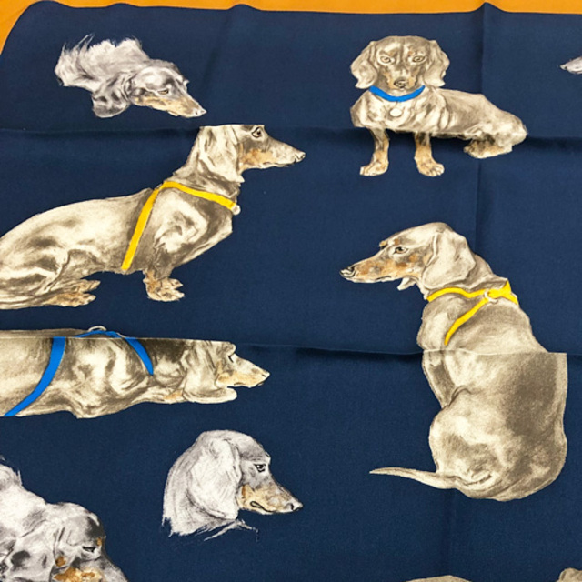 HERMES - エルメス カレ70 スカーフ Les Bassets バセット HERMES - エルメス カレ70 スカーフ Les Bassets バセット