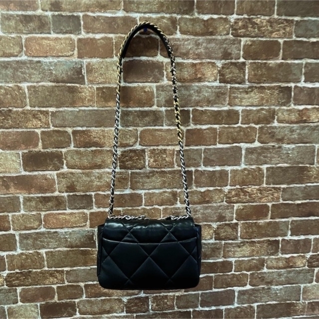 CHANEL - CHANEL 19 ブラック ラムスキン ショルダーバッグ 未 CHANEL - CHANEL 19 ブラック ラムスキン ショルダーバッグ 未