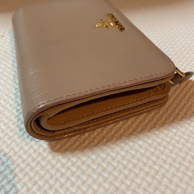 PRADA プラダ 二つ折り財布 ベージュ ゴールド ロゴ 孔子レザー PRADA プラダ 二つ折り財布 ベージュ ゴールド ロゴ 孔子レザー