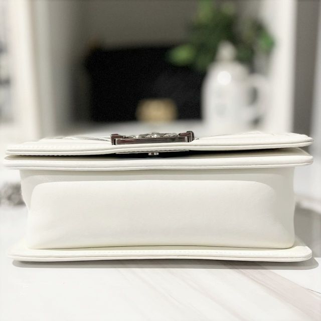 CHANEL - 美品☆ シャネル ボーイシャネル シェブロン 白 CHANEL - 美品☆ シャネル ボーイシャネル シェブロン 白