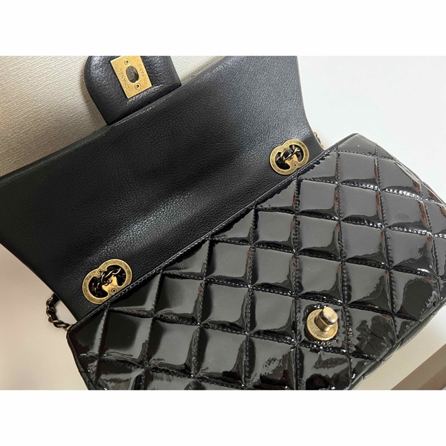 CHANEL - CHANEL マトラッセ チェーンショルダーバッグ エナメル CHANEL - CHANEL マトラッセ チェーンショルダーバッグ エナメル