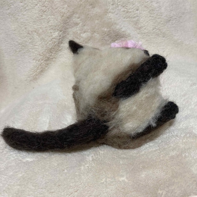 羊毛フェルト ハンドメイド お花を持ったシャム猫の子猫ちゃん 羊毛フェルト ハンドメイド お花を持ったシャム猫の子猫ちゃん