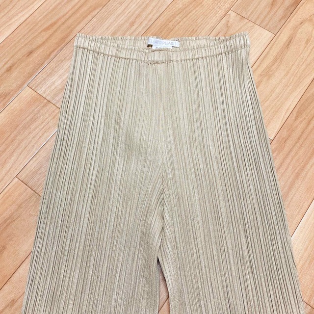 PLEATS PLEASE□プリーツ クロップド パンツISSEY MIYAKE PLEATS PLEASE□プリーツ クロップド パンツISSEY MIYAKE