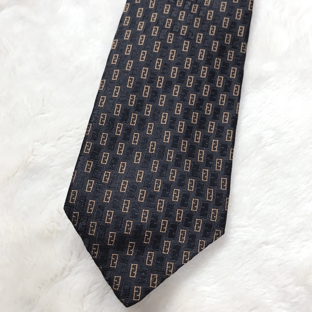 FENDI - 美品 FENDI ネクタイ ブラック 総柄 ズッカ柄 シルク FENDI - 美品 FENDI ネクタイ ブラック 総柄 ズッカ柄 シルク