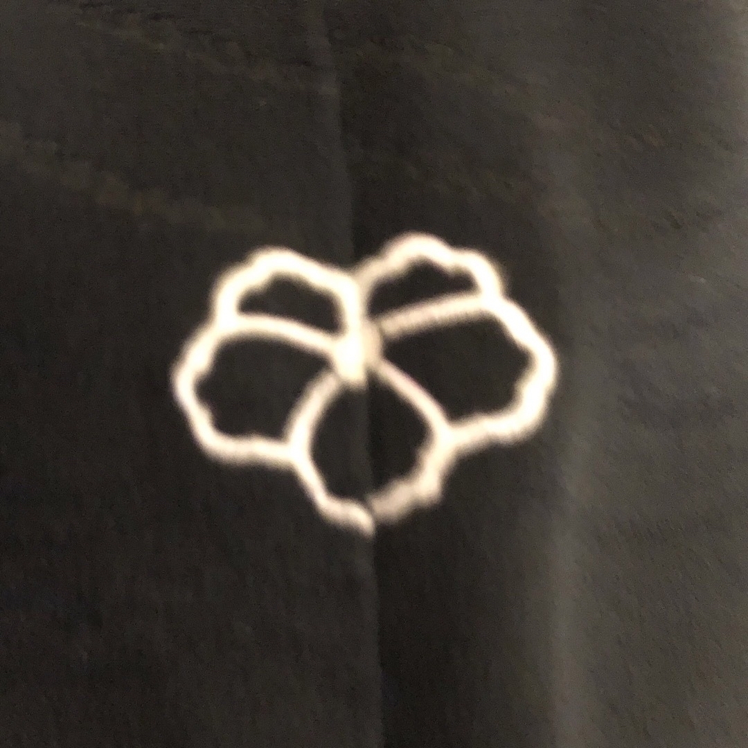 黒羽織 羽織紐付き 喪服着物用 五三桐 紋付 格上 箔付きで豪華 黒羽織 羽織紐付き 喪服着物用 五三桐 紋付 格上 箔付きで豪華