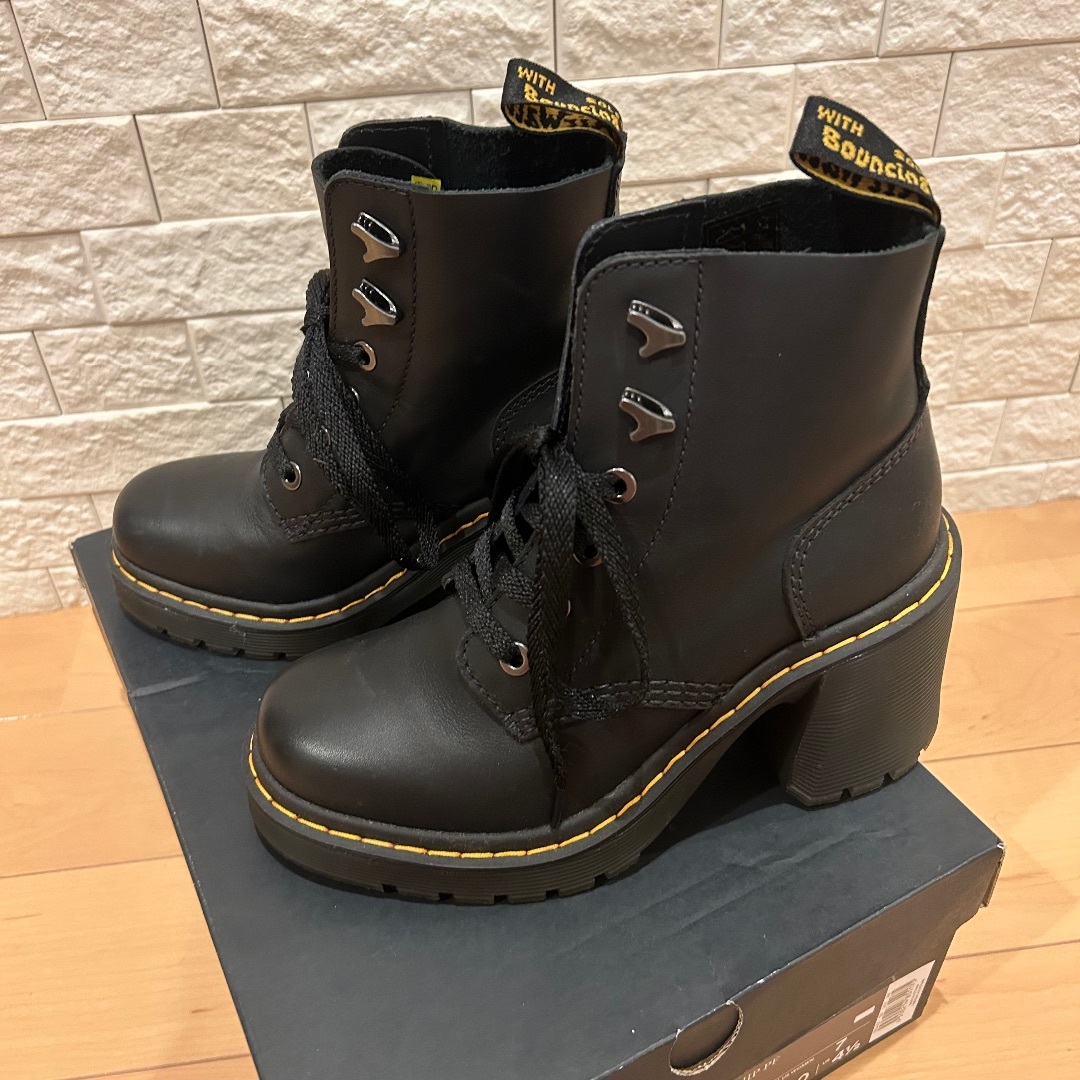 ほぼ未使用 ドクターマーチン JESY6タイ ブーツ レディース 23〜23.5 ほぼ未使用 ドクターマーチン JESY6タイ ブーツ レディース 23〜23.5