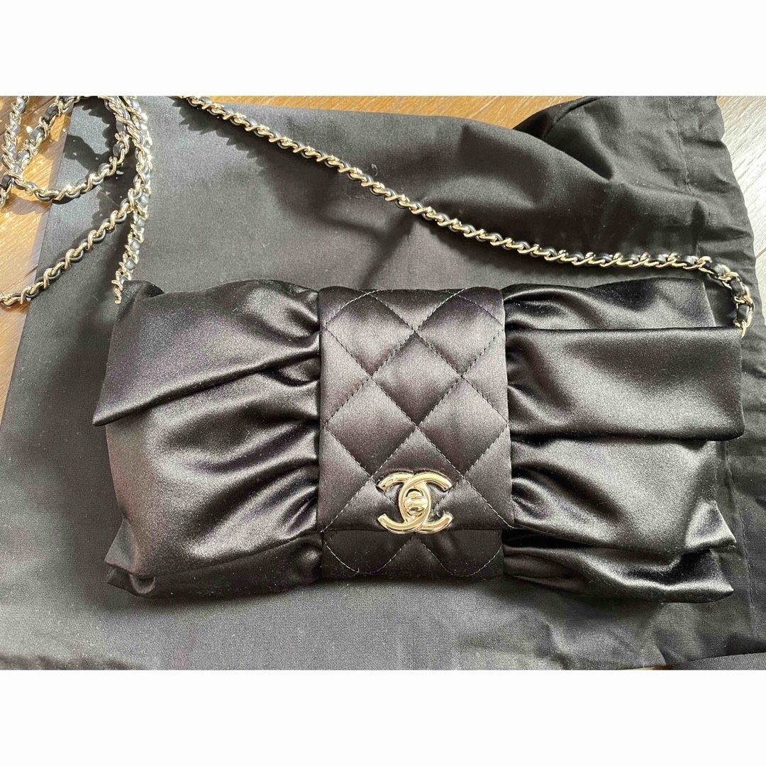CHANEL - シャネル リボン サテンバッグ チェーンクラッチ 新品 CHANEL - シャネル リボン サテンバッグ チェーンクラッチ 新品