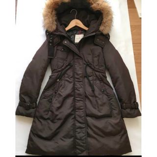 MONCLER(ダウンジャケット ・ グリーン・カーキ/緑色系)の MONCLER(ダウンジャケット ・ グリーン・カーキ/緑色系)の