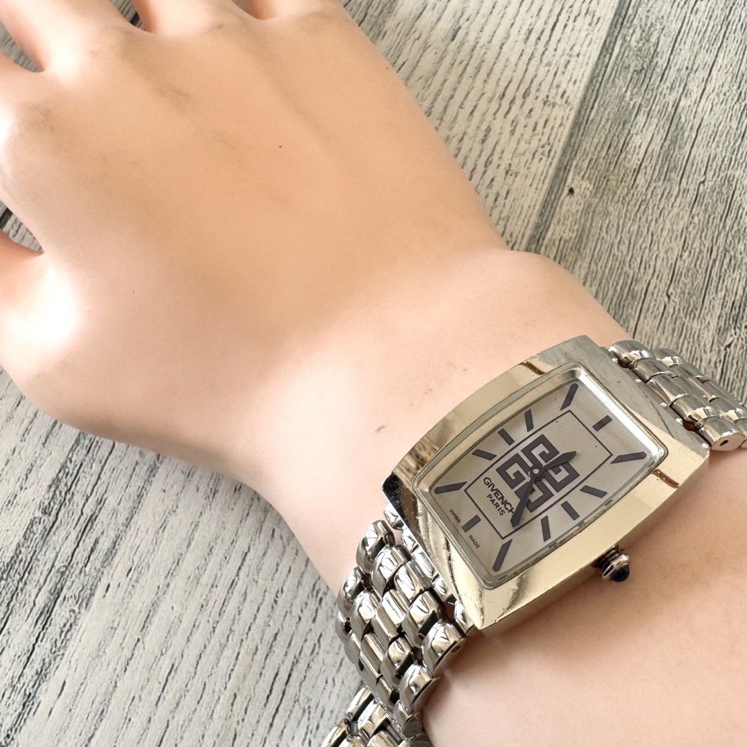 GIVENCHY - 【電池交換済】GIVENCHY ジバンシー 腕時計 トノー GIVENCHY - 【電池交換済】GIVENCHY ジバンシー 腕時計 トノー