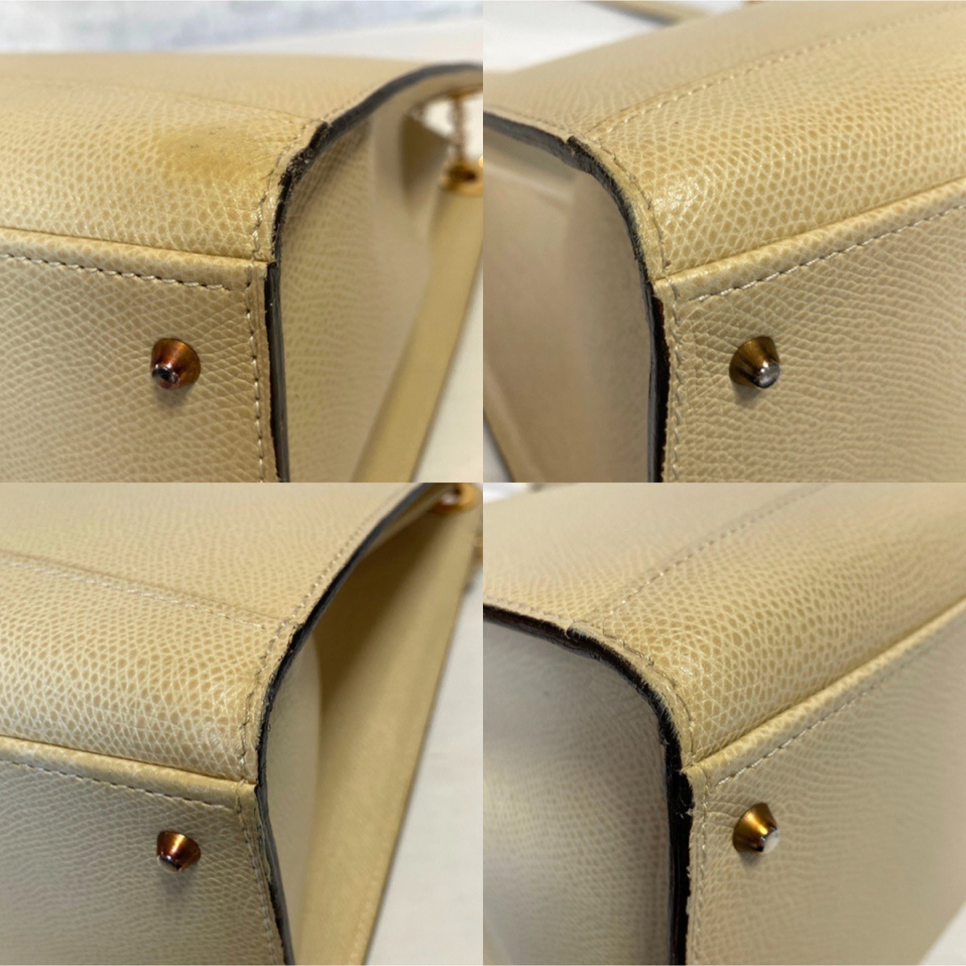 MORABITO】ベージュ ロゴ入り金具 ゴールドチェーン 肩掛け MORABITO】ベージュ ロゴ入り金具 ゴールドチェーン 肩掛け