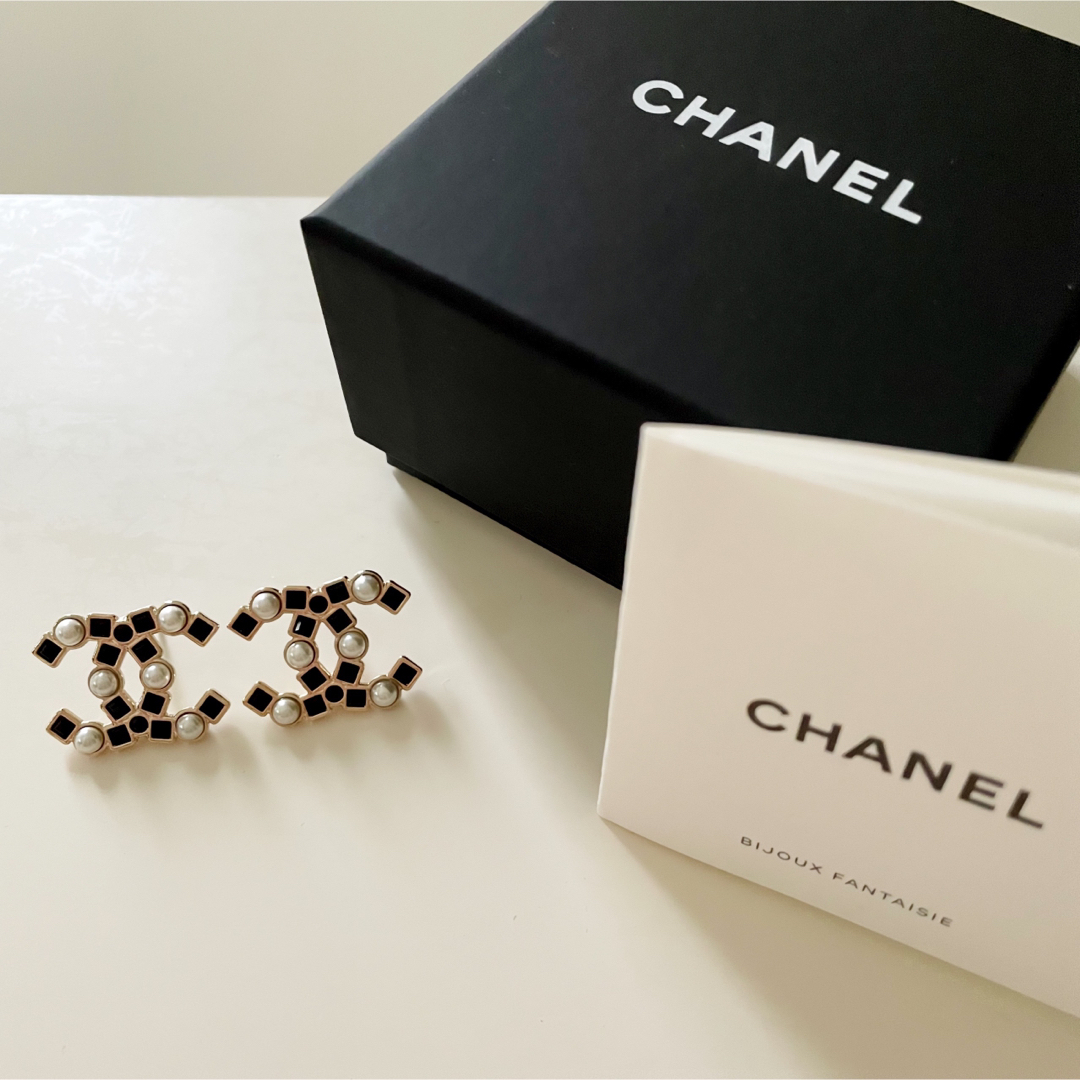 CHANEL - CHANEL 稀少 パール ブラック ストーン ピアス CHANEL - CHANEL 稀少 パール ブラック ストーン ピアス