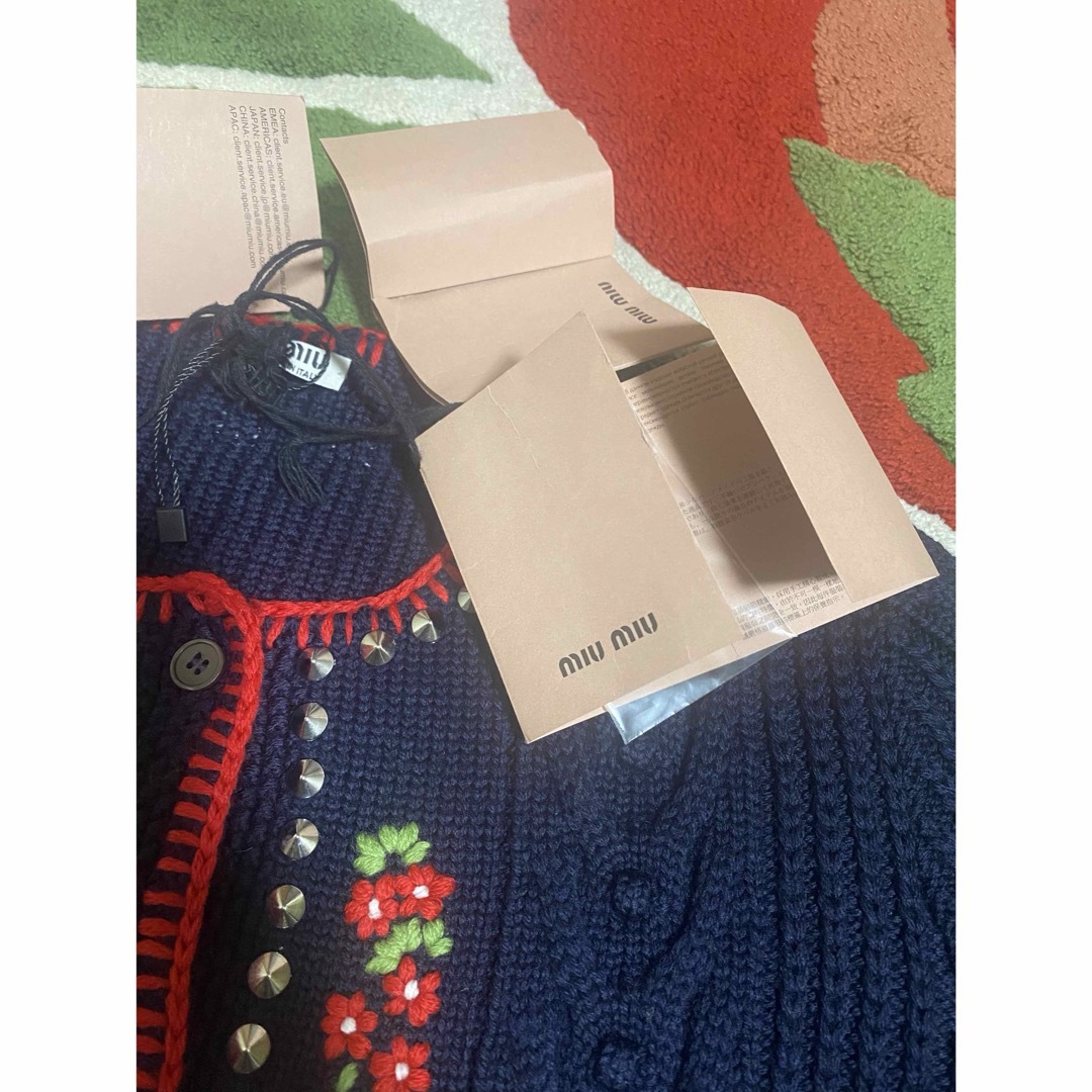 MIU MIU - ミュウミュウ スタッズ紺色刺繍カーディガン プラダ MIU MIU - ミュウミュウ スタッズ紺色刺繍カーディガン プラダ