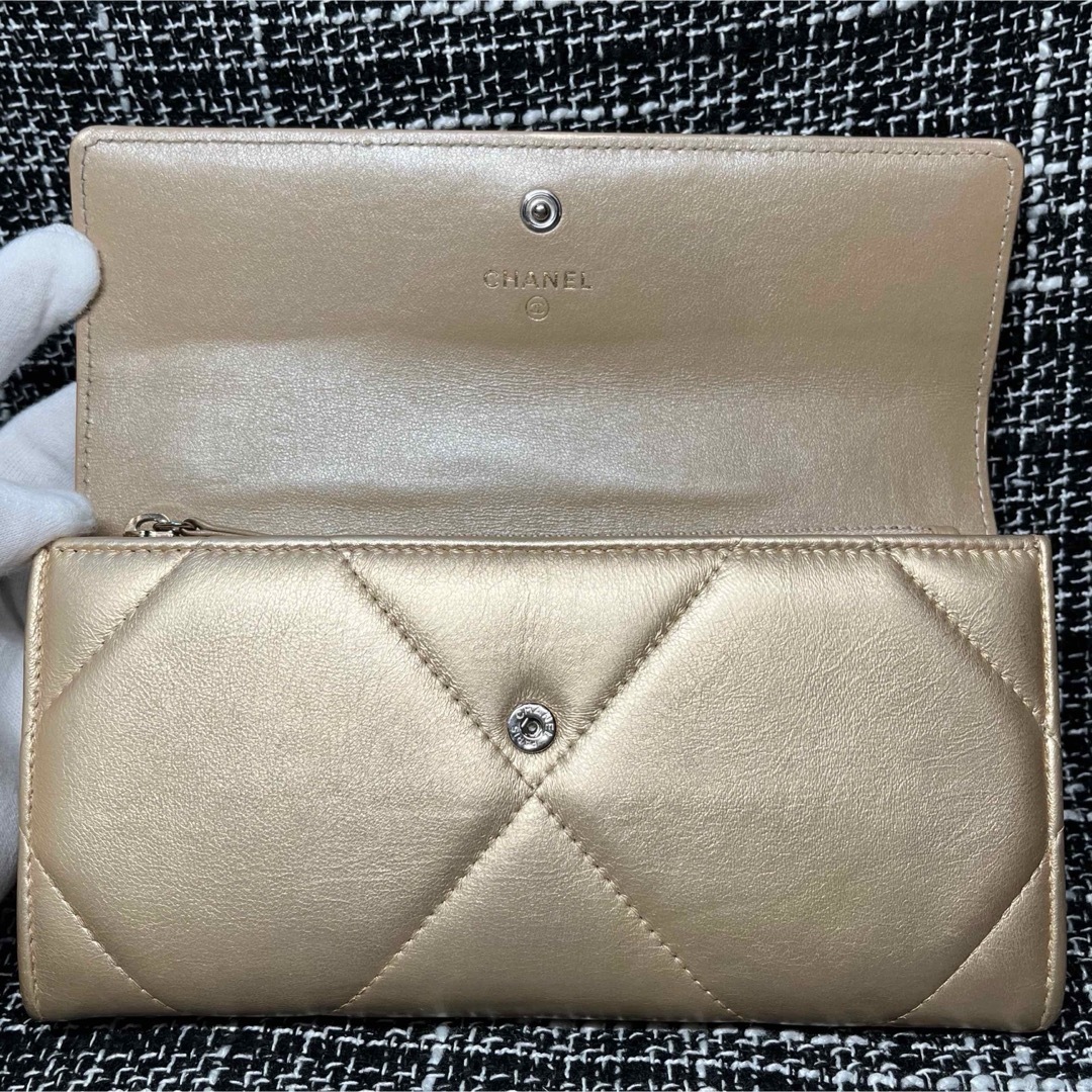 CHANEL - CHANEL ⭐︎31番台 シャネル19 ディズヌフ 長財布 CHANEL - CHANEL ⭐︎31番台 シャネル19 ディズヌフ 長財布