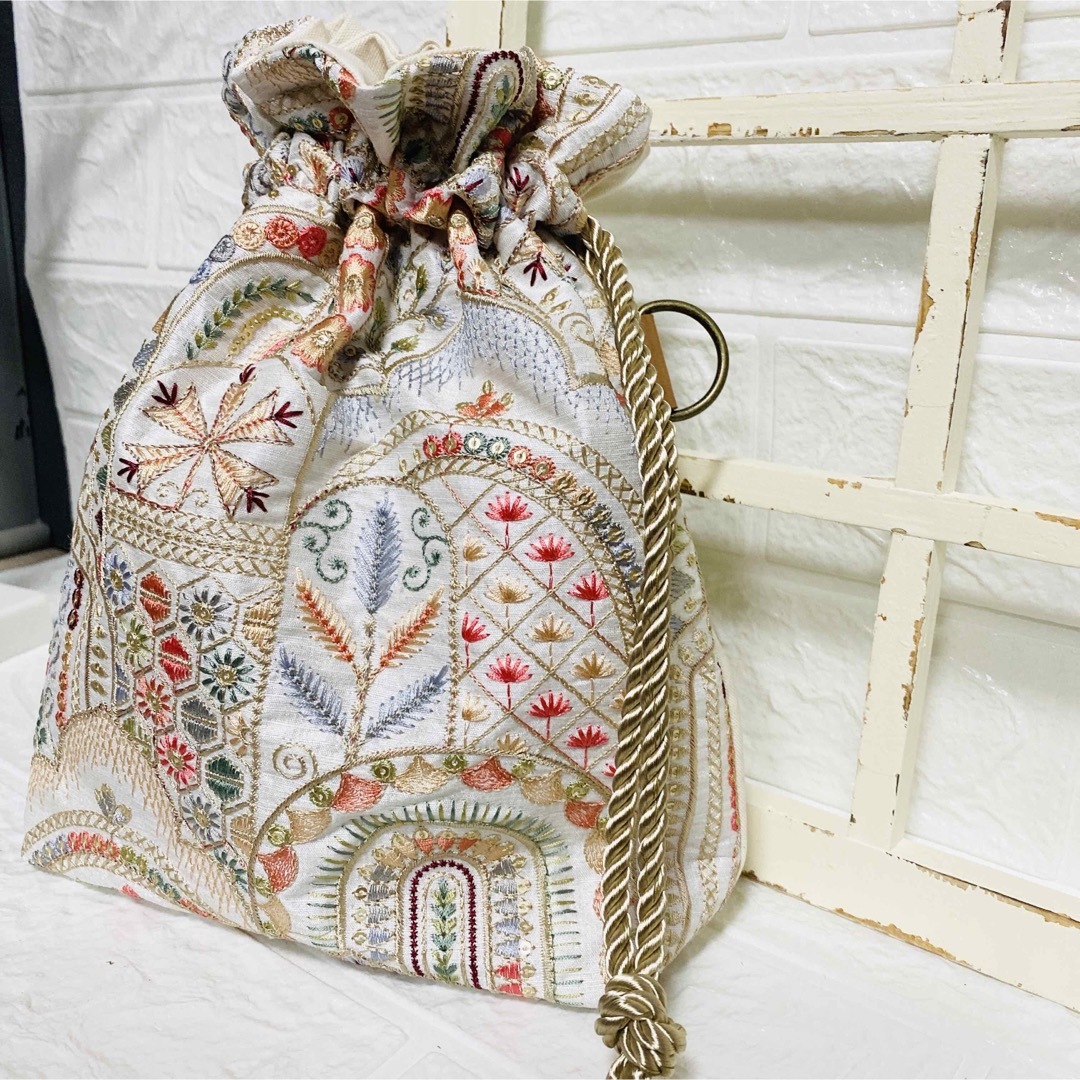 希少生地 インド刺繍生地巾着バッグ ミニバッグ ハンドメイド 希少生地 インド刺繍生地巾着バッグ ミニバッグ ハンドメイド