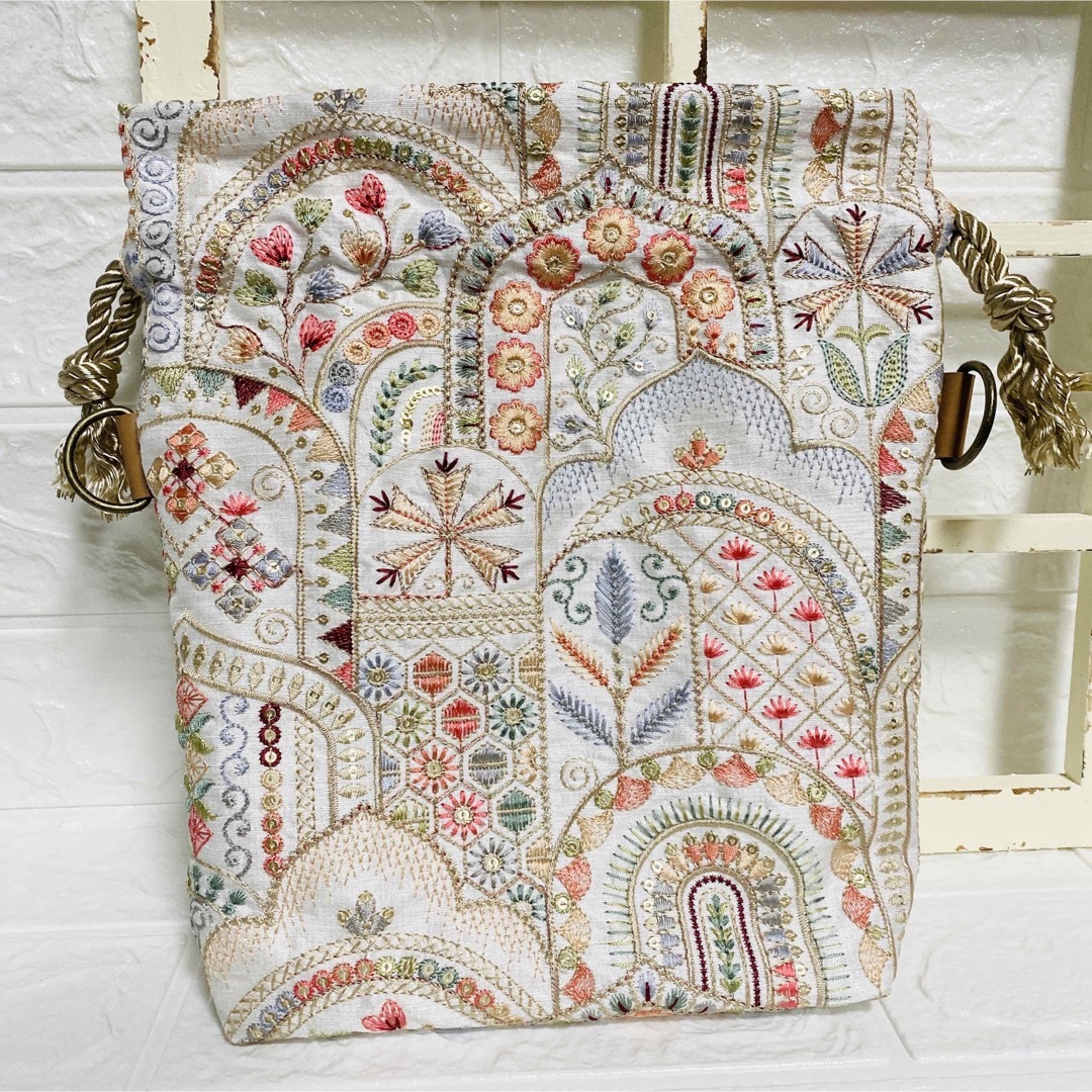 希少生地 インド刺繍生地巾着バッグ ミニバッグ ハンドメイド 希少生地 インド刺繍生地巾着バッグ ミニバッグ ハンドメイド