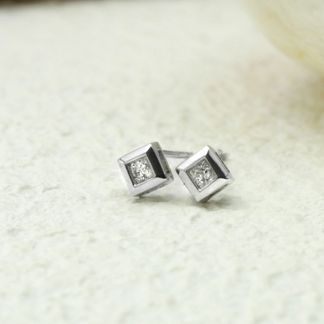ダイヤモンド0.10ct スクエアスタッドピアスK18WG ダイヤモンド0.10ct スクエアスタッドピアスK18WG
