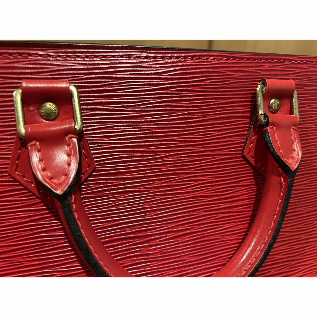 LOUIS VUITTON - 美品 ルイヴィトン エピ サック トリアングル LOUIS VUITTON - 美品 ルイヴィトン エピ サック トリアングル