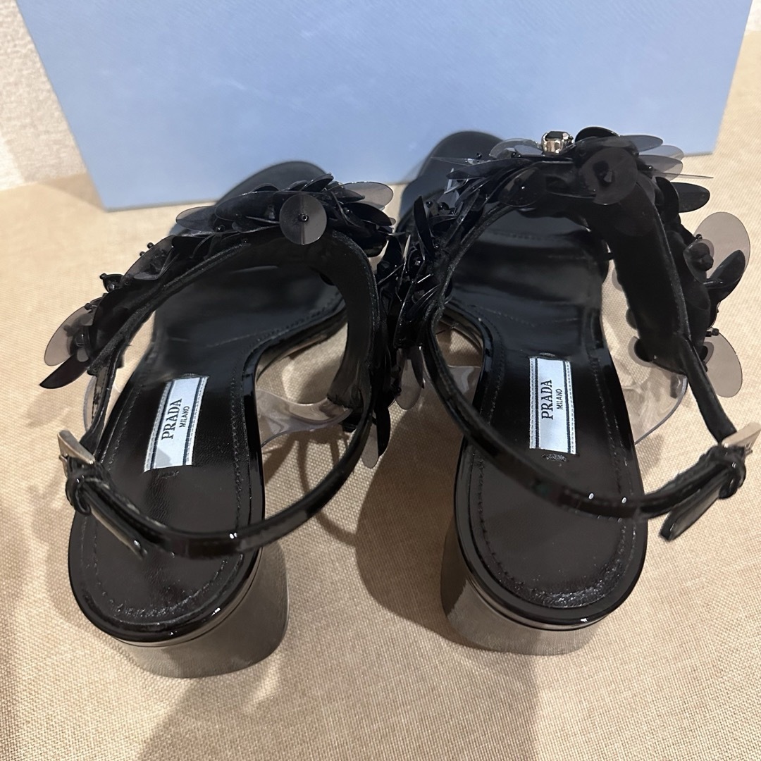 PRADA - PRADAのフラワービジュー付きエナメルブラックサンダル PRADA - PRADAのフラワービジュー付きエナメルブラックサンダル