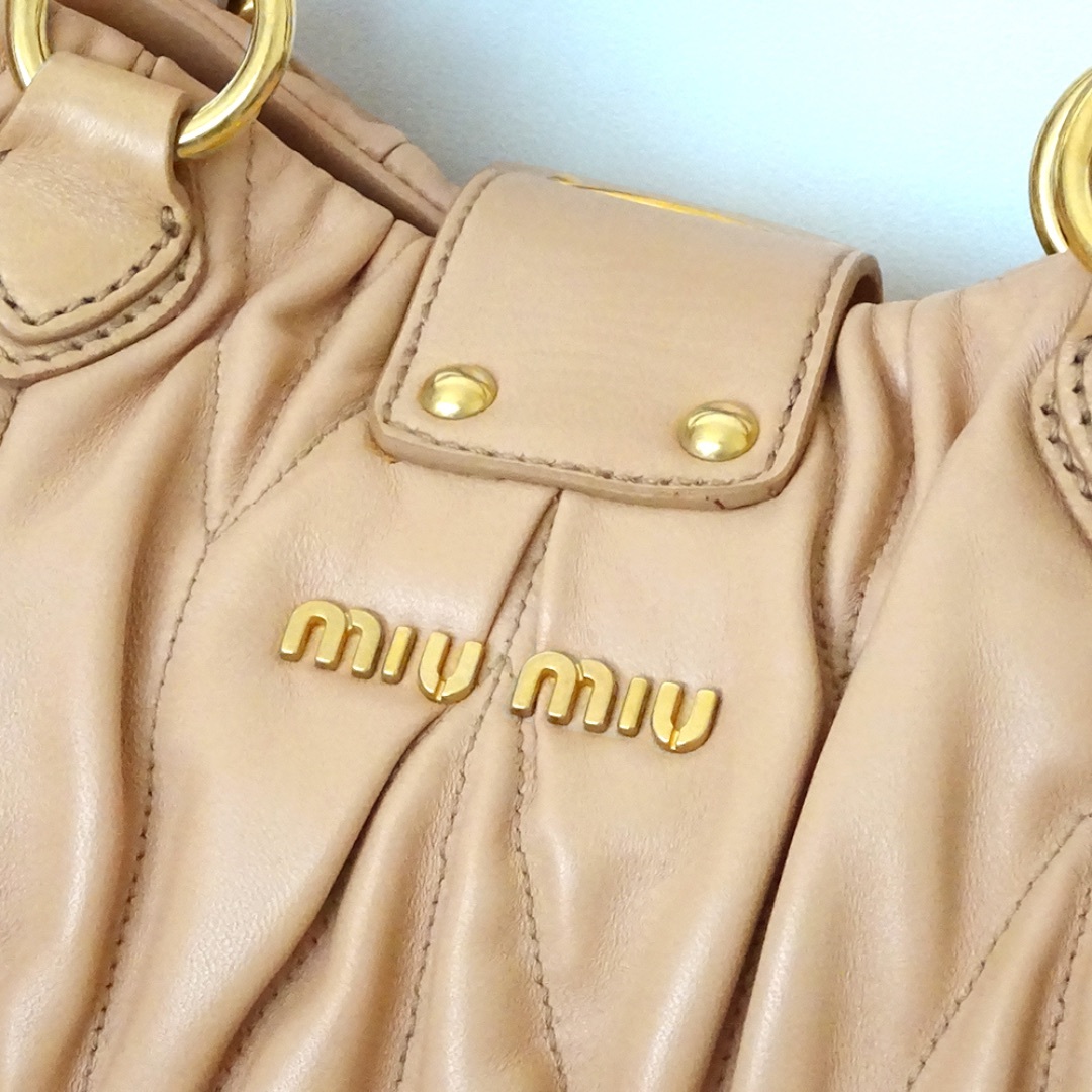 MIU MIU - 美品 mumiu ミュウミュウ コファーバッグ マトラッセ MIU MIU - 美品 mumiu ミュウミュウ コファーバッグ マトラッセ