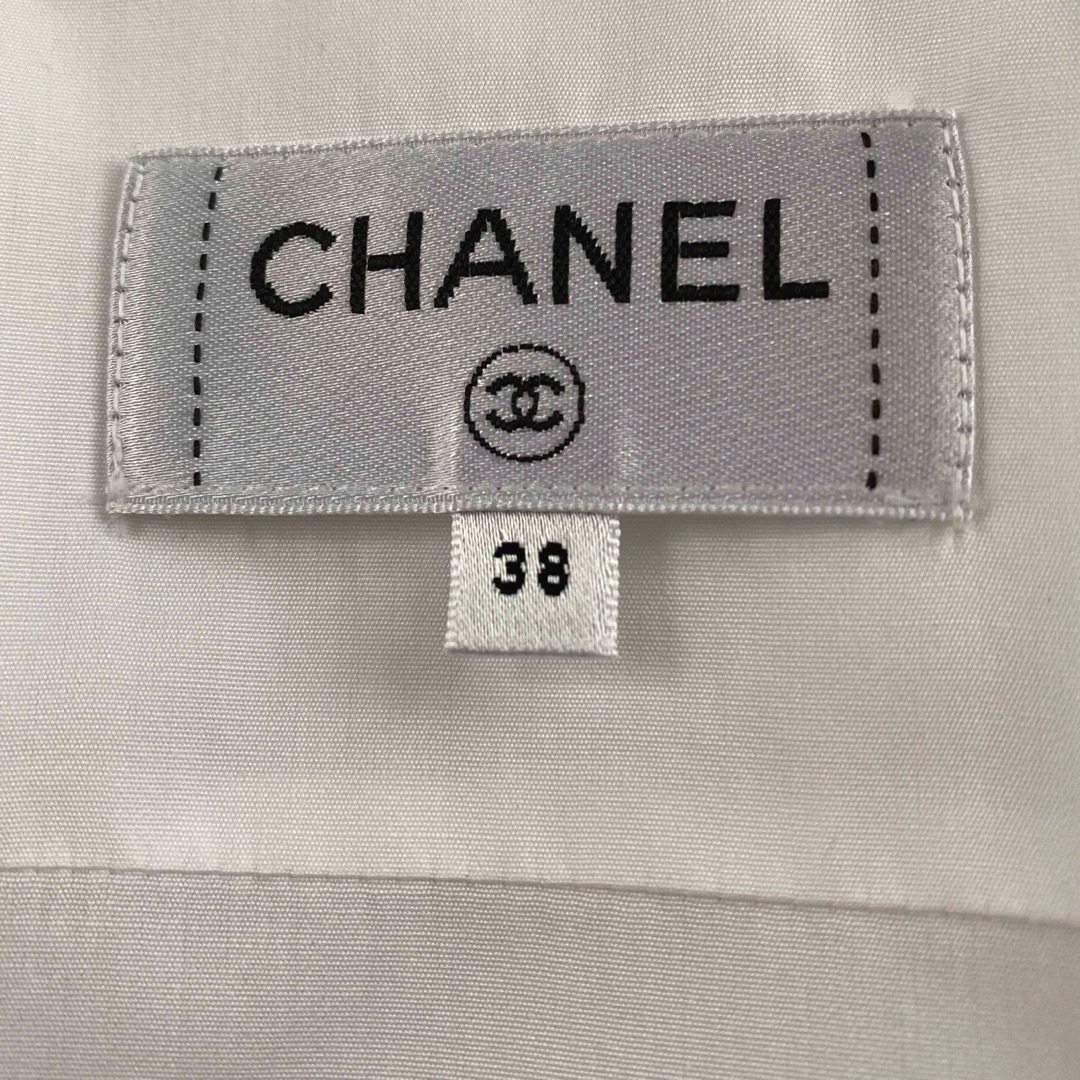 CHANEL - シャネルのラグジュアリーでとても素敵な白シャツの CHANEL - シャネルのラグジュアリーでとても素敵な白シャツの