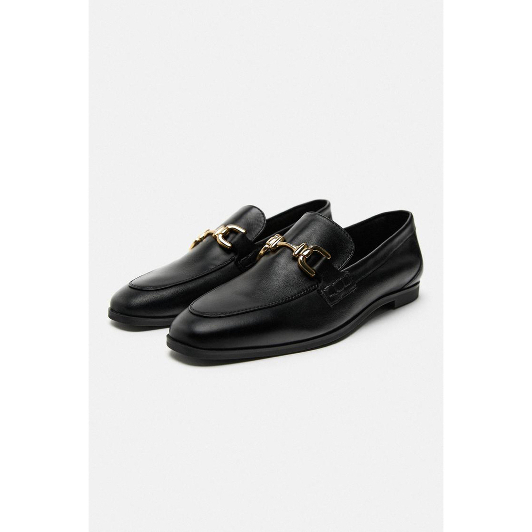 ZARA - ZARA チェーンディテール スプリットレザー ローファーの ZARA - ZARA チェーンディテール スプリットレザー ローファーの
