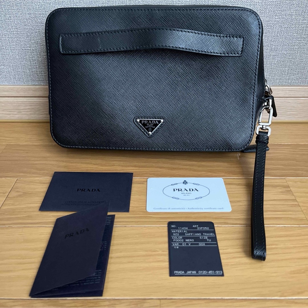 PRADA トライアングルロゴを立体化した新作バッグを発売 PRADA トライアングルロゴを立体化した新作バッグを発売