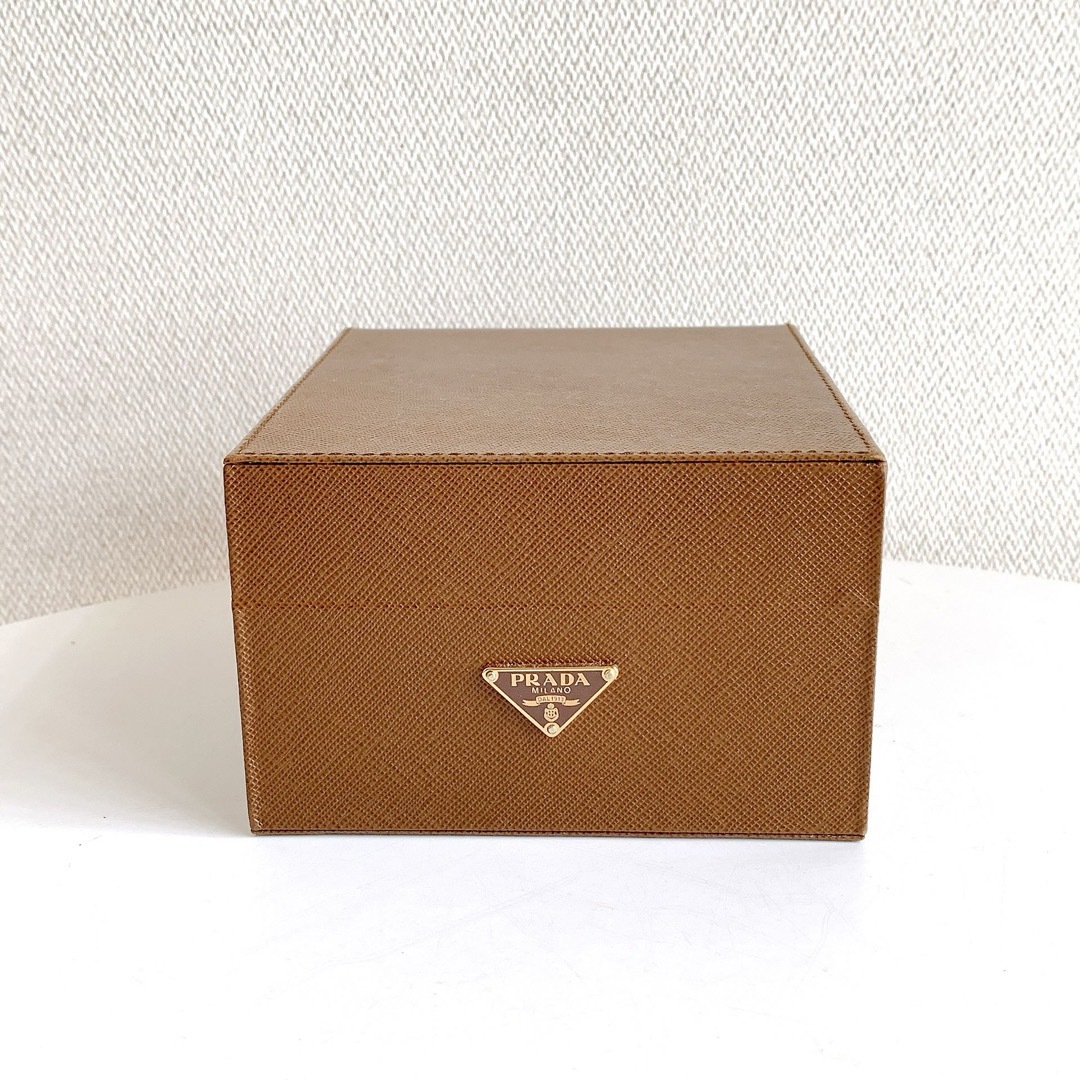 PRADA - プラダ時計 希少 レア 2〜3回使用の通販 by nana's shop PRADA - プラダ時計 希少 レア 2〜3回使用の通販 by nana's shop