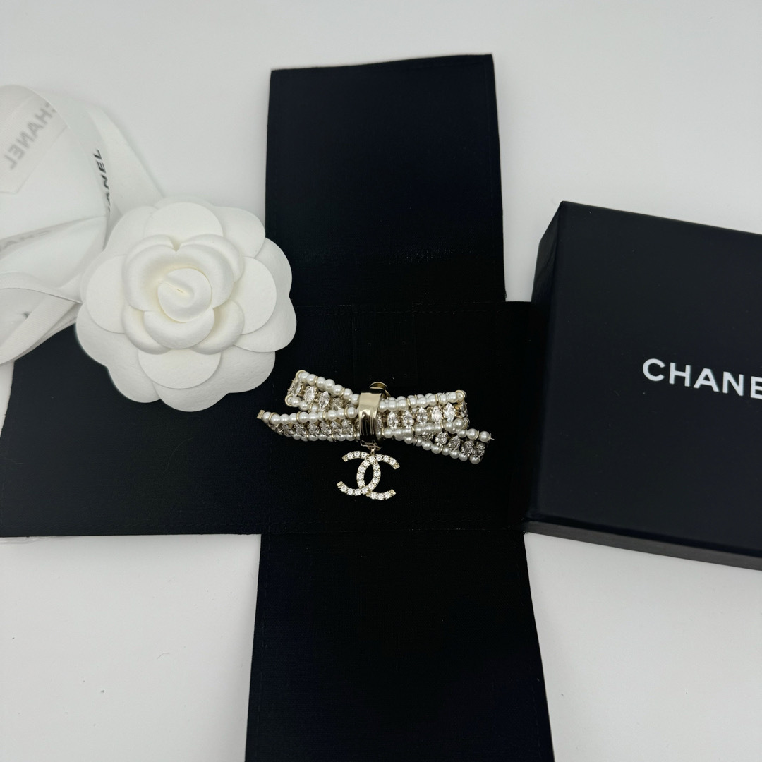 CHANEL - 【パールリボンが上品で可愛い☆】CHANEL ブローチ CHANEL - 【パールリボンが上品で可愛い☆】CHANEL ブローチ