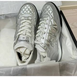 CHANEL(スニーカー ・ シルバー/銀色系)のフリマアイテム一覧 CHANEL(スニーカー ・ シルバー/銀色系)のフリマアイテム一覧