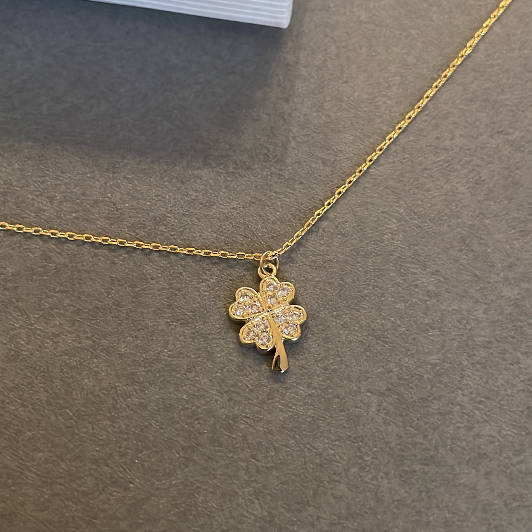 ete - 幸運を呼ぶダイヤモンドクローバーネックレス ゴールド14K ete - 幸運を呼ぶダイヤモンドクローバーネックレス ゴールド14K