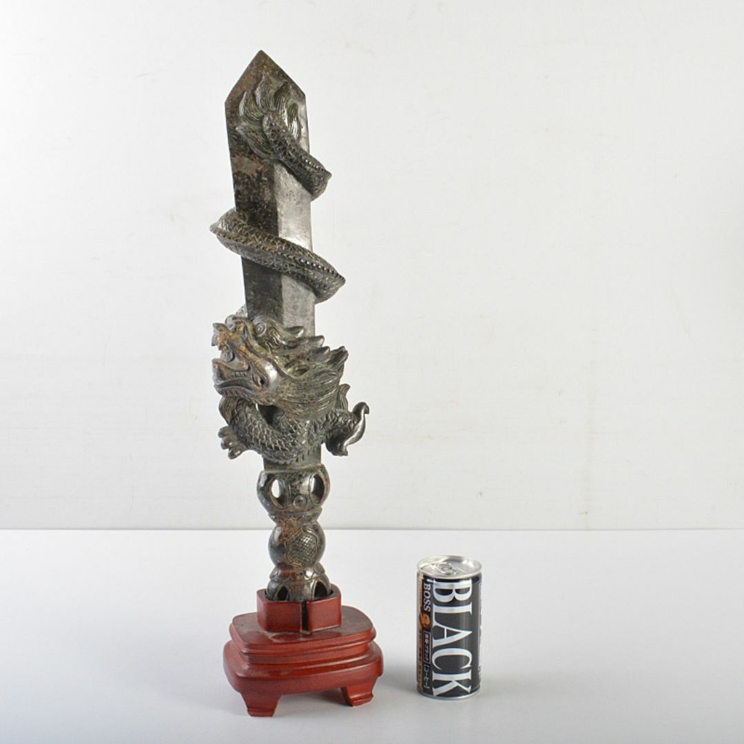 玉石彫刻 龍神 具利伽羅大龍 不動明王 約2kg 唐木台付 V 玉石彫刻 龍神 具利伽羅大龍 不動明王 約2kg 唐木台付 V
