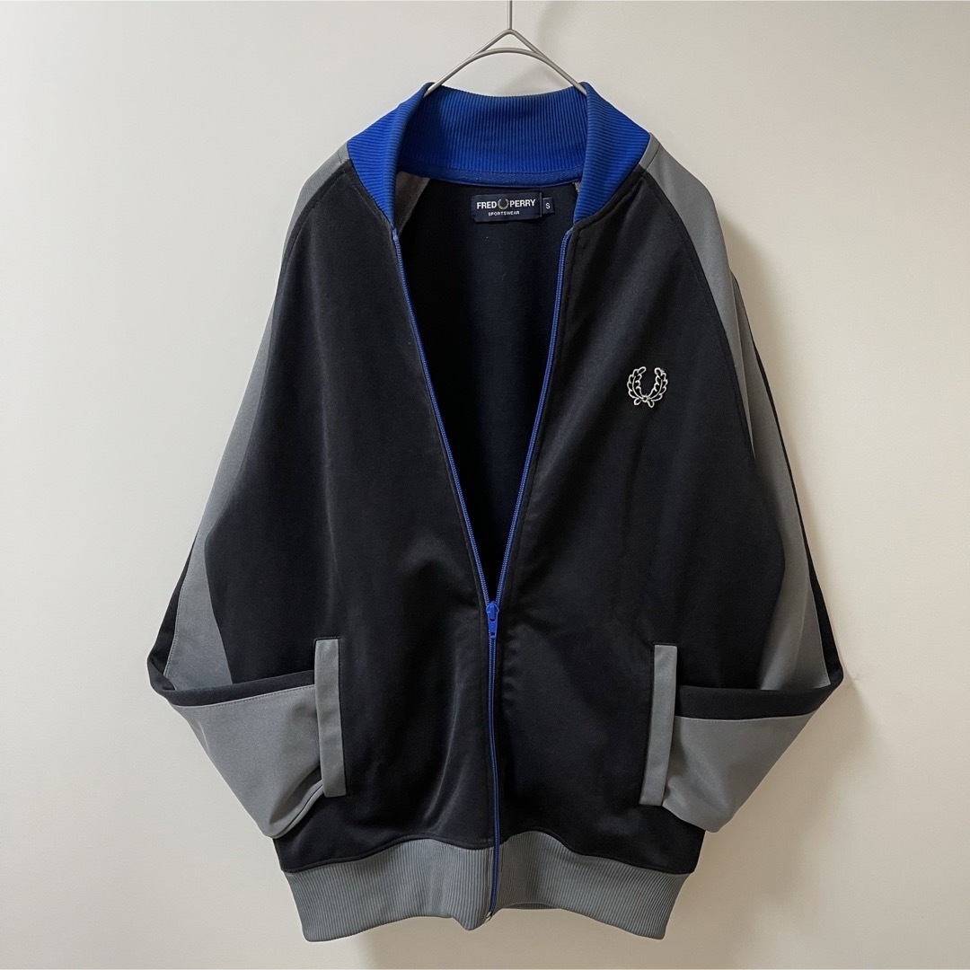 FRED PERRY - 美品】フレッドペリー刺繍トラックジャケット古着 FRED PERRY - 美品】フレッドペリー刺繍トラックジャケット古着