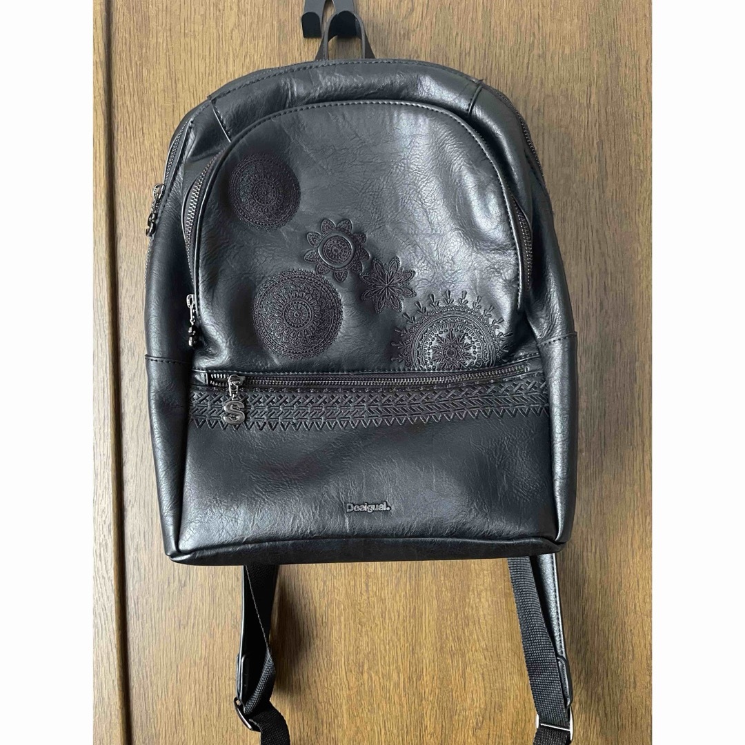 デシグアル Desigual スタッズ付きMサイズのリュック (グレー デシグアル Desigual スタッズ付きMサイズのリュック (グレー