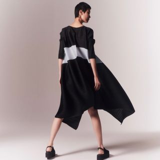 PLEATS PLEASE ISSEY MIYAKE(ミニワンピース)のフリマアイテム一覧 PLEATS PLEASE ISSEY MIYAKE(ミニワンピース)のフリマアイテム一覧