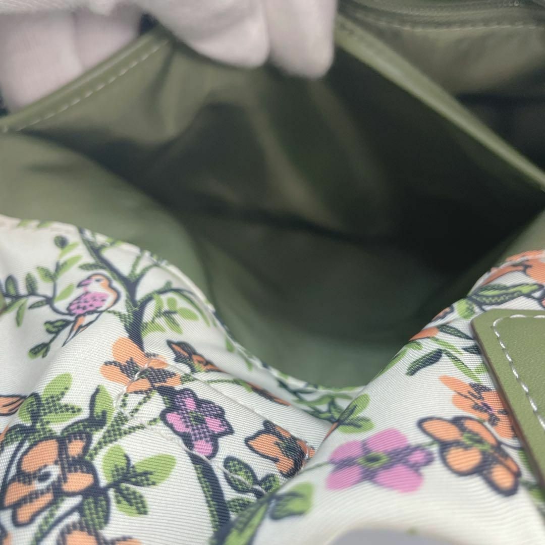 極美品】TORY BURCH 花柄 ナイロン でかロゴ 緑 トートバッグ 極美品】TORY BURCH 花柄 ナイロン でかロゴ 緑 トートバッグ