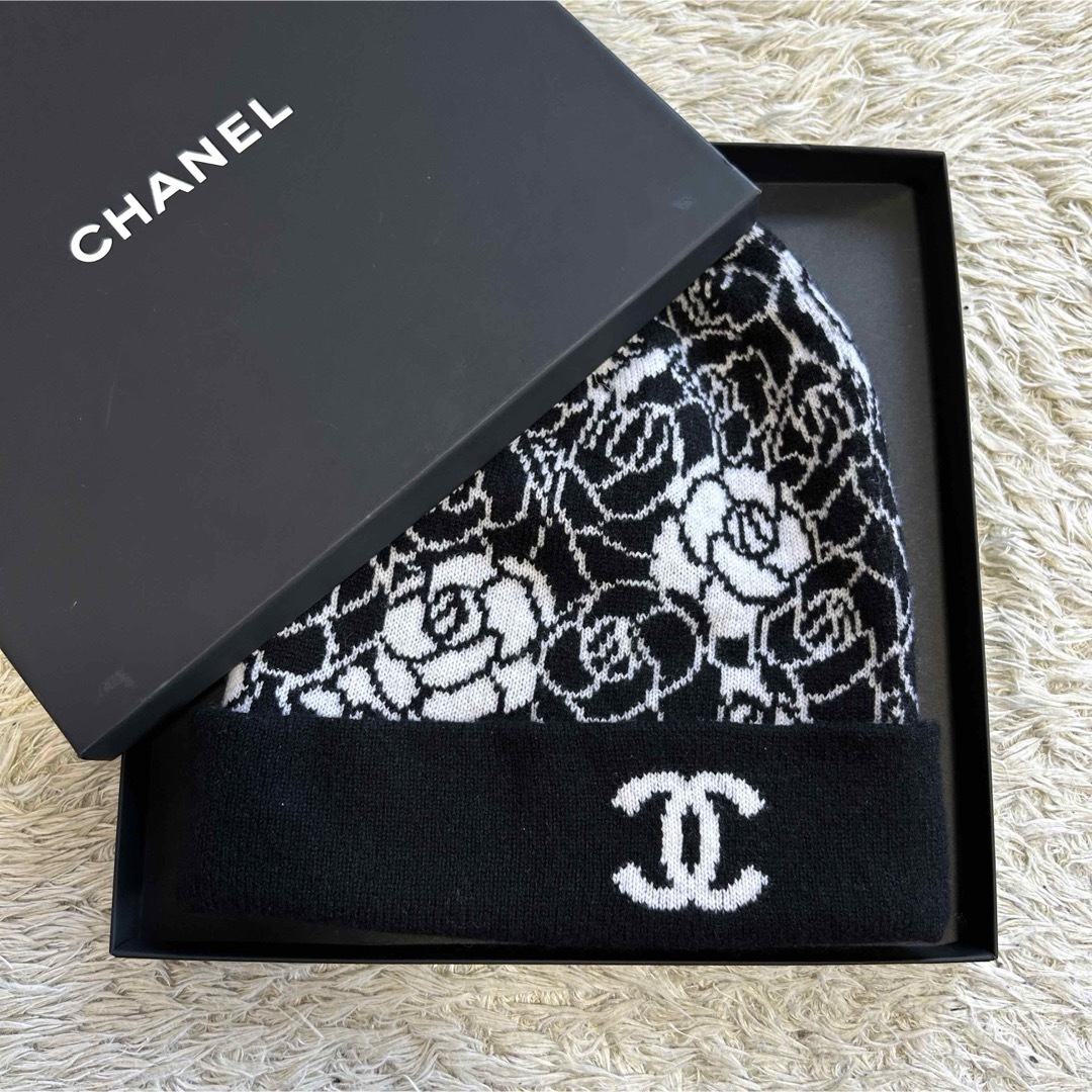 CHANEL - 【美品 カシミヤ100%】シャネル カメリア ビーニー CHANEL - 【美品 カシミヤ100%】シャネル カメリア ビーニー