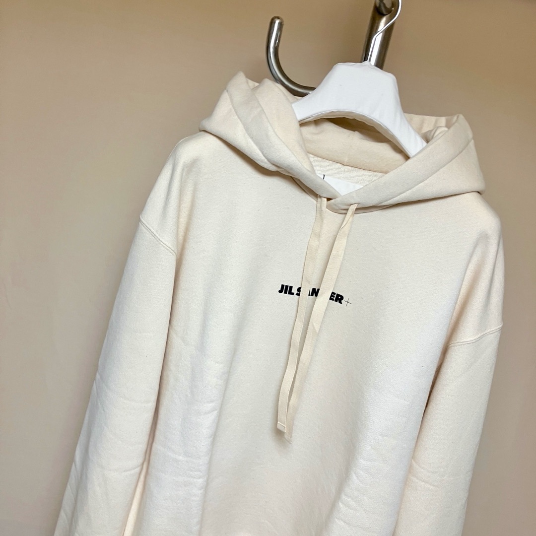 JIL SANDER - 新品 L JIL SANDER 23aw ロゴパーカー デューン JIL SANDER - 新品 L JIL SANDER 23aw ロゴパーカー デューン